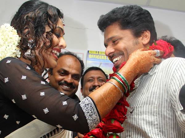 Aashiq Abu | Rima Kallingal | Wedding Pictures | Gold | Register ...