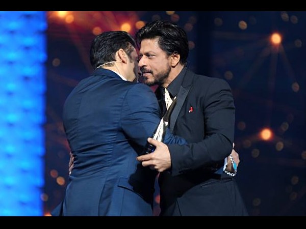 Salman Khan | Shahrukh Khan | Salman Shahrukh Hug | Star Guild Awards ...