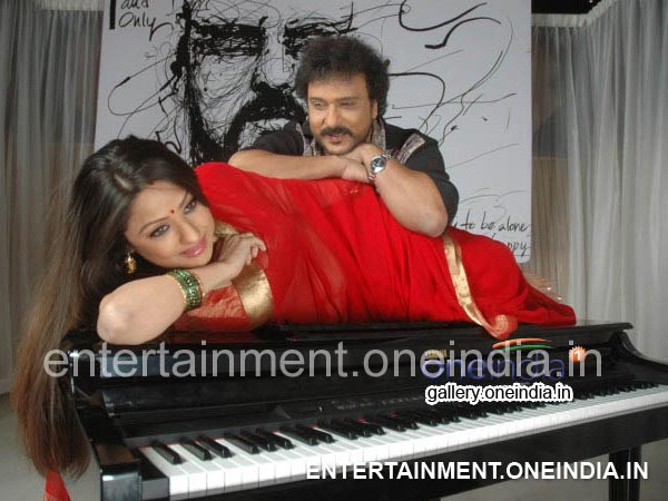 Romantic Photos Of Ravichandran-Priyanka Upendra In Crazy Star - Filmibeat