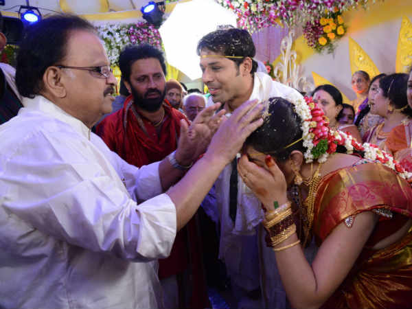 Pictures: Geetha Madhuri, Krishna Nandu's Wedding - Filmibeat