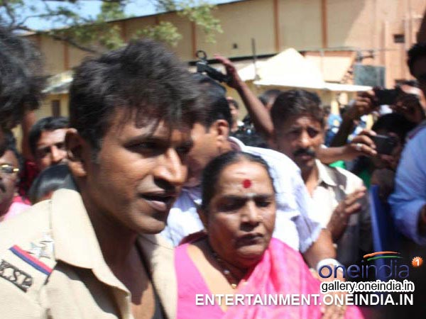 Photos: Shivaraj Kumar Tap A Clap For Puneet Rajkumar's Ranvikrama ...