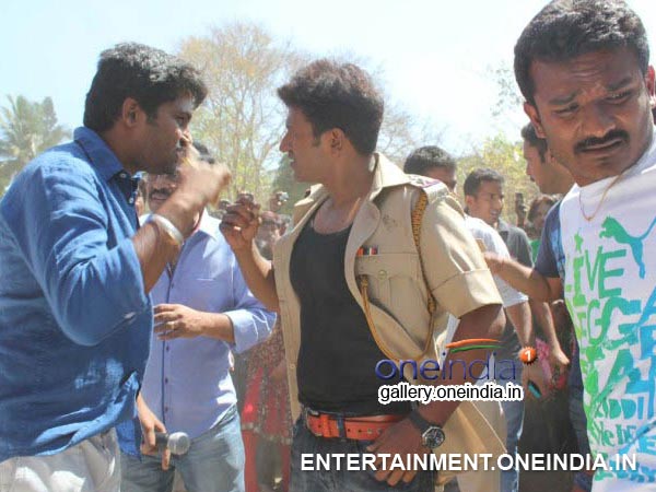 Photos: Shivaraj Kumar Tap A Clap For Puneet Rajkumar's Ranvikrama ...
