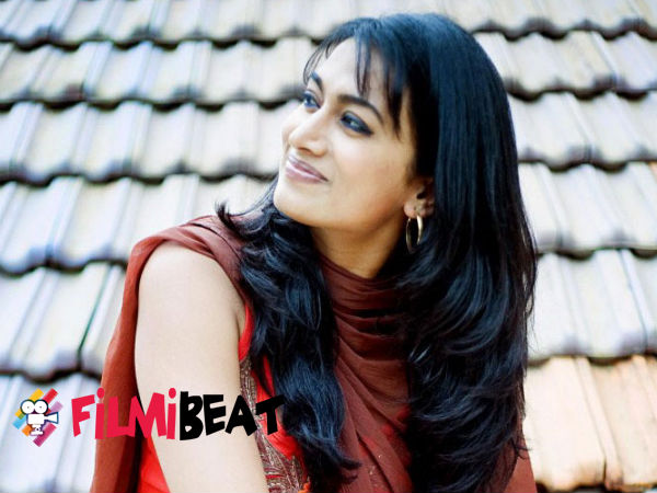 Shwetha Srivastav to direct movies - Filmibeat