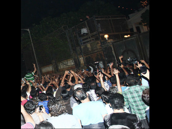 Shahrukh Khan | Shahrukh Khan Fans Outside Mannat | Shahrukh Khan News ...