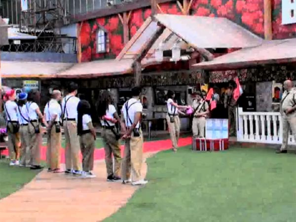 Bigg Boss 8 Gautam Gulati Makes Sonali Raut Cry Gautam Gulati Exposes