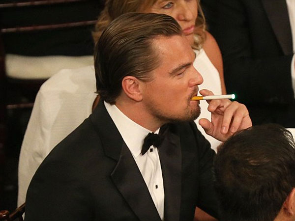 Leonardo DiCaprio smoking vape suring the SAG Awards 2016. Leonardo ...
