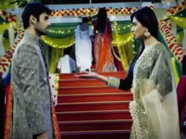 Swaragini: Swara Faces Trouble From Kavita & Urvashi; Kavita Blackmails ...