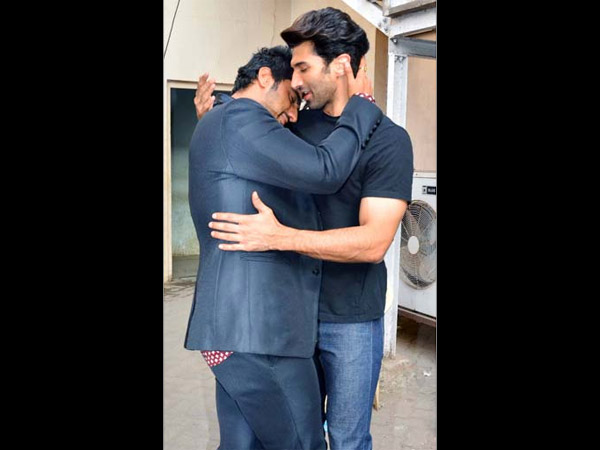 Pictures Of Arjun Kapoor & Aditya Roy Kapoor Bromancing On The Sets Of Ki And Ka. - Filmibeat