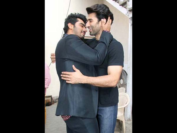 Pictures Of Arjun Kapoor & Aditya Roy Kapoor Bromancing On The Sets Of Ki And Ka. - Filmibeat