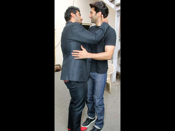 Pictures Of Arjun Kapoor & Aditya Roy Kapoor Bromancing On The Sets Of Ki And Ka. - Filmibeat