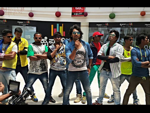 Vijay Raghavendra Turns Singer For Anish Tejeshwar Starrer Akira ...