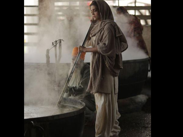 Sarbjit Movie New Poster, Aishwarya Rai Bachchan Intense Pics From ...