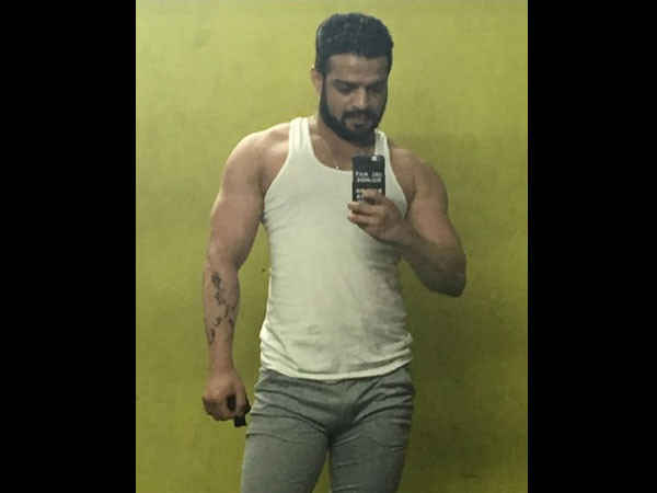 Yeh Hai Mohabbateins Karan Patel Shows Off His Biceps - Filmibeat