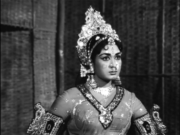 Nag Ashwin's Next A Biopic On Legendary Actress Savitri - Filmibeat