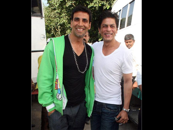 A Fan Mistook Shahrukh Khan As Akshay Kumar, Shahrukh Khan Signed ...