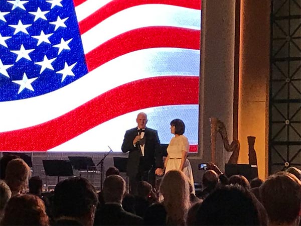 Mika Singh At Donald Trump's Pre-Inaugural Dinner, Mika Singh Ivanka ...