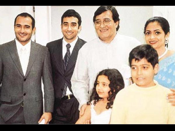 Vinod Khanna's Son Akshaye Khanna Confirms That His Dad Is Doing Well ...