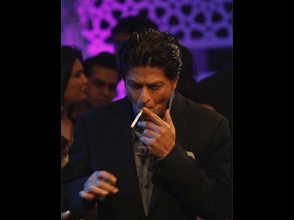 Shahrukh Khan Visits The Smoking Zone In Los Angeles. - Filmibeat