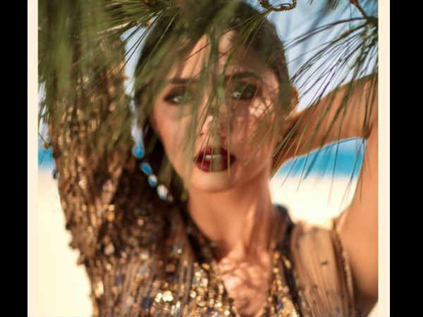 Mahira Khan does a stunning photoshoot on the beach - Filmibeat
