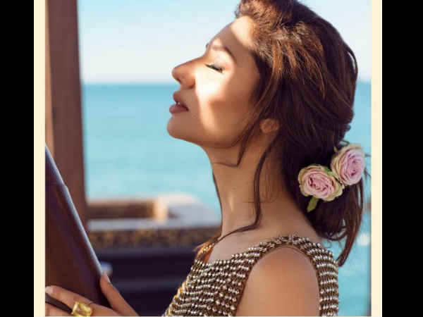 Mahira Khan does a stunning photoshoot on the beach - Filmibeat