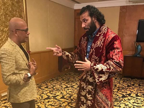 Varun Dhawan Meets Triple H & Jinder Mahal, Hosts WWE Delhi Version ...