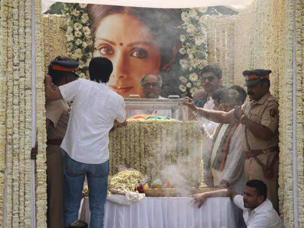 Sridevi Last Journey Pictures, Sridevi Dressed Up In A Red Saree Last ...