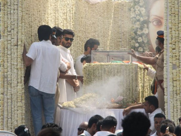 Sridevi Last Journey Pictures, Sridevi Dressed Up In A Red Saree Last ...