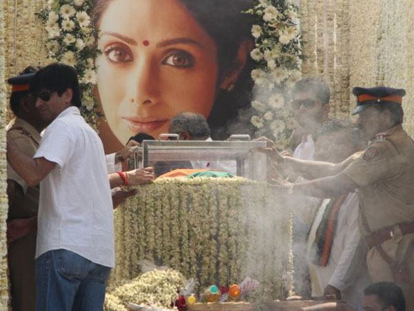Sridevi Last Journey Pictures, Sridevi Dressed Up In A Red Saree Last ...