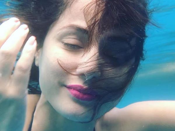 Hina Khan Proved She’s A Fitness Freak As She Posts A Backless Picture ...