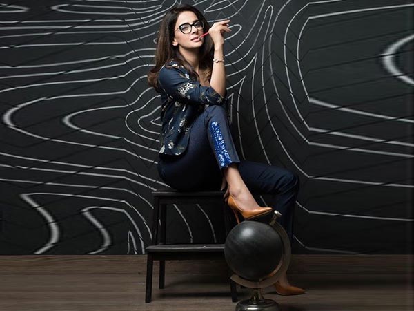 Saba Qamar Trolled For Smoking & Wearing Revealing Outfit In Her Leaked ...