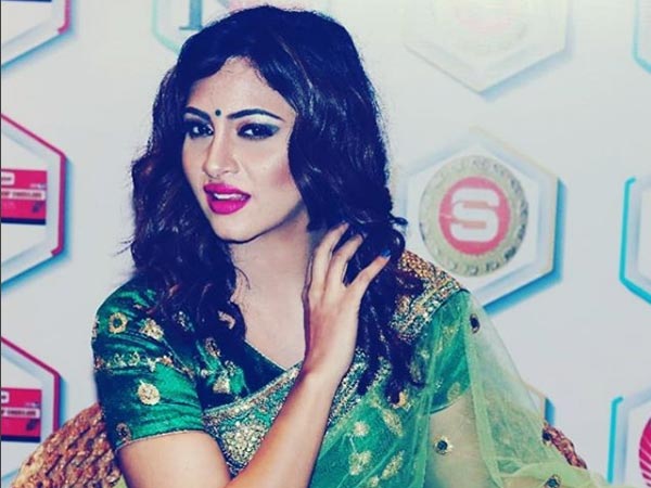 Arshi Dances To Bipasha's Bidi Jalaile In Bitti Business Wali - Filmibeat