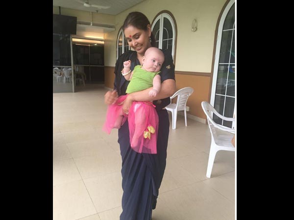 Lisa Ray Attends Durga Puja With Her Twins In Hong Kong - Filmibeat