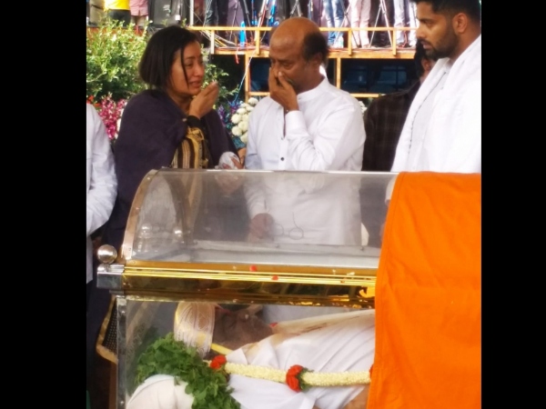 Ambareesh Last Journey: Rajinikanth Gets Emotional As He Pays His ...