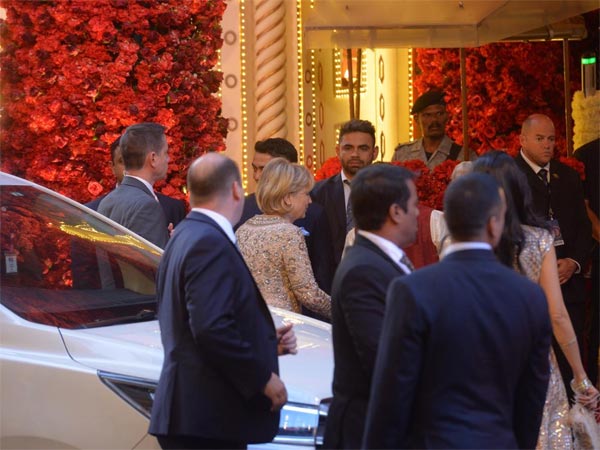 Kiara Advani & Manish Malhotra Arrive At Isha Ambani's Wedding Ceremony ...