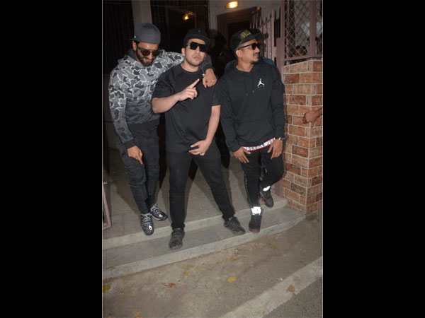 Ranveer Singh Poses With Original Gully Boys | Ranveer Divine Naezy ...