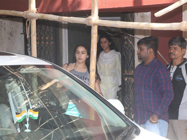 Sonakshi Sinha & Sara Ali Khan Hit The Gym Even On Drab Mondays ...