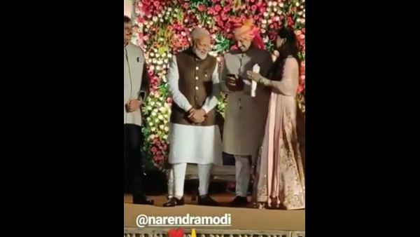 PM Narendra Modi Graces Yeh Rishta Kya Kehlata Hai Actress Mohena Singh ...