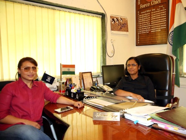 Rani Mukerji Meets Maharashtra Lady Supercop Archana Tyagi IPS - Filmibeat