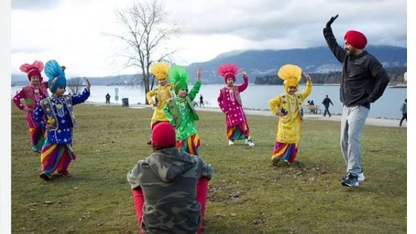 Shehnaaz Gill & Diljit Dosanjh's Honsla Rakh To Have Digital Premiere ...