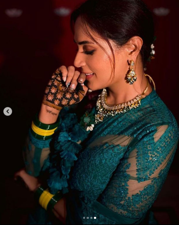 Ali Fazal Shares Unseen Pics With Wife Richa Chadha From Their Mehendi ...