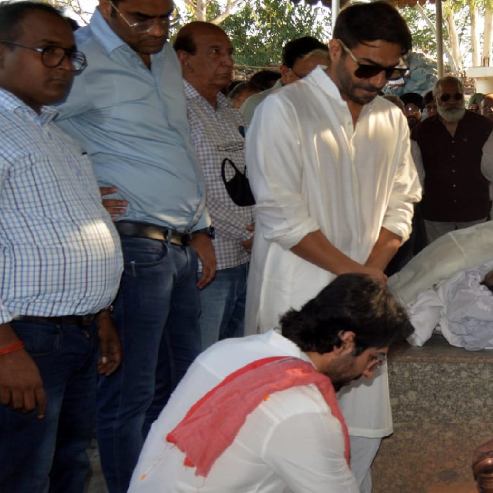 Ayushmann Khurrana Father Last Rites Aparshakti Khurana Emotional Pic ...