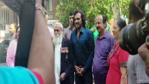 Karnataka Elections 2023 Prakash Raj Upendra Rao Amulya Celebrities ...