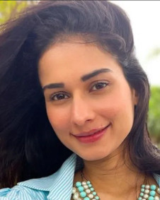 Aneri Vajani: Age, Photos, Family, Biography, Movies, Wiki & Latest ...