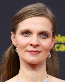 Hildur Gudnadottir Biography, Life Story, Career, Awards & Achievements ...