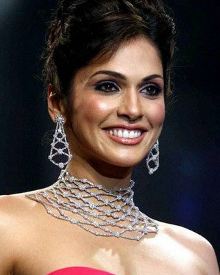 Isha Koppikar Biography, Life Story, Career, Awards & Achievements ...