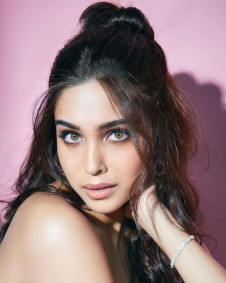 शर्वरी वाघ (Sharvari Wagh): उम्र, मूवी, फोटो, जीवनी, तस्वीरें, फिल्म ...