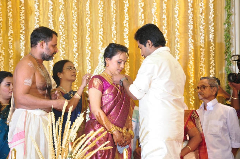 Vineeth Sreenivasan and Divya Narayanan Wedding Photos - FilmiBeat