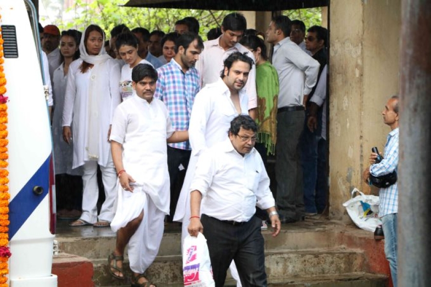 Krushna Abhishek Father Funeral Photos - FilmiBeat