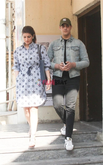 Akshay Kumar With Family Spotted At Juhu PVR Photos - FilmiBeat