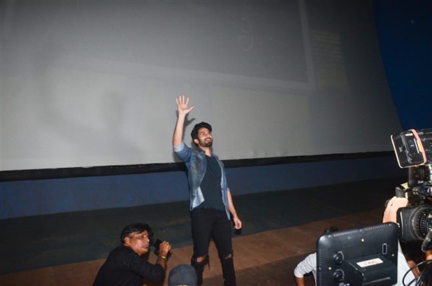 Shahid Kapoor Promote Padmaavat At Chandan Cinema Juhu Photos - FilmiBeat